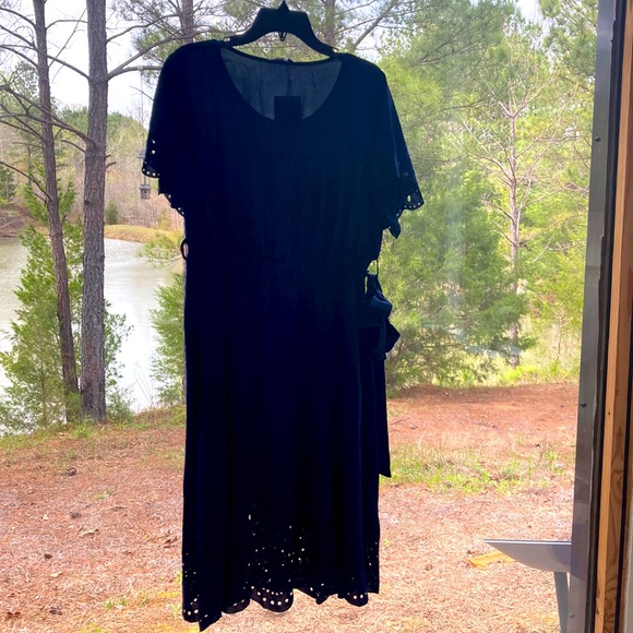BloomChic | Dresses | Nwt Bloomchic Leigh Sz 2 Navy Blue Laser Cut ...
